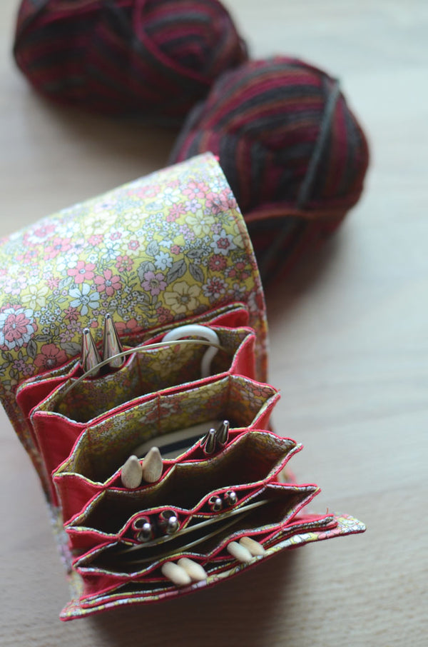 Interchangeable knitting needle case w/lots of pockets - Atelier de Soyun