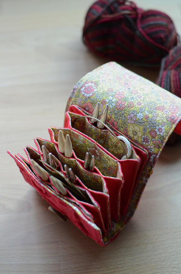 Interchangeable knitting needle case w/lots of pockets - Atelier de Soyun